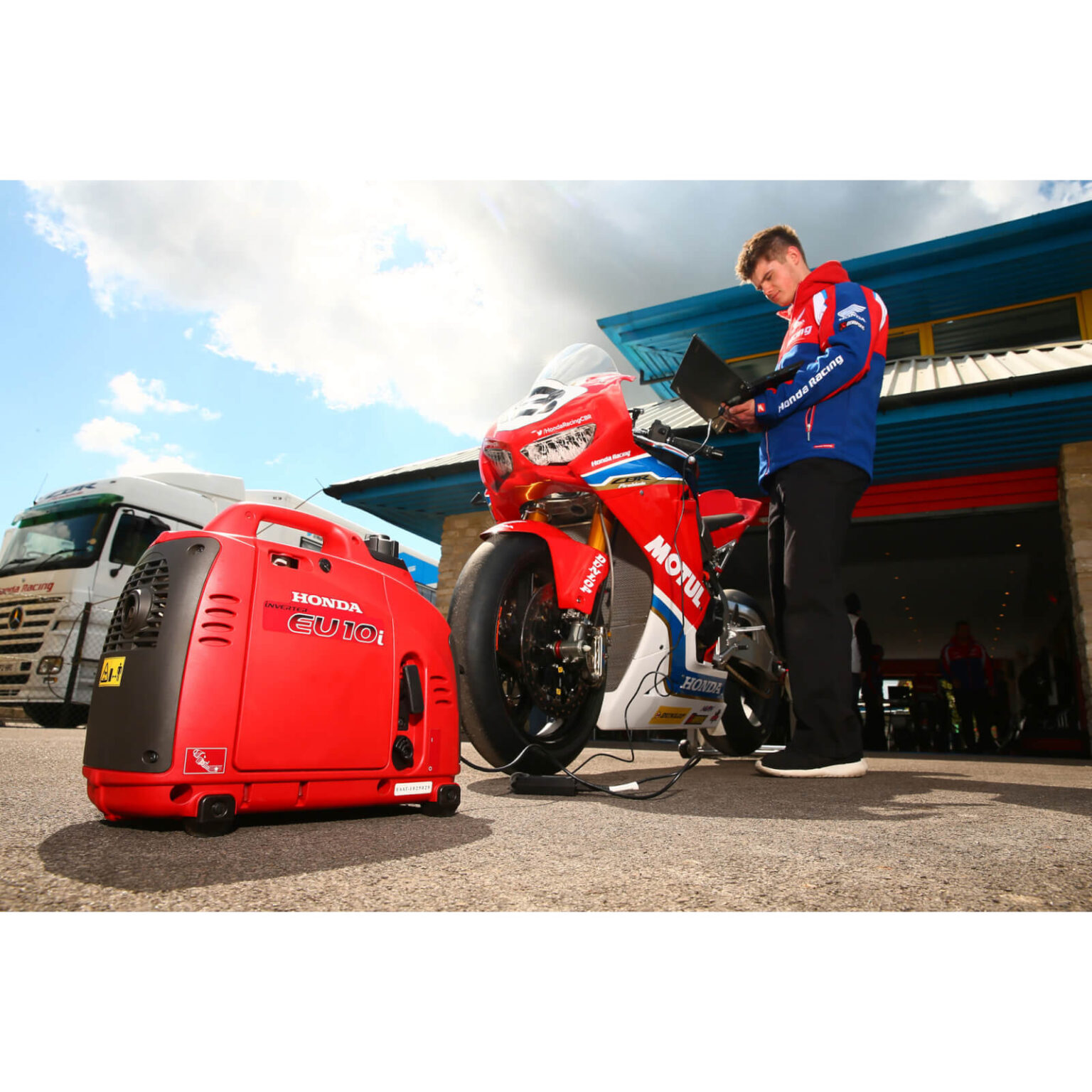 Honda EU10i Inverter Suitcase Generator | Generators Direct